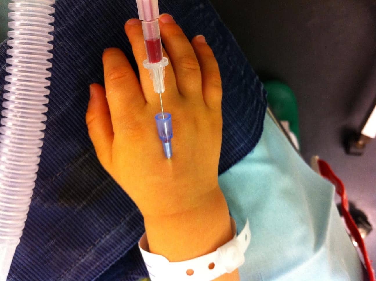 Comment poser une voie veineuse périphérique (VVP) en pédiatrie - Actusoins