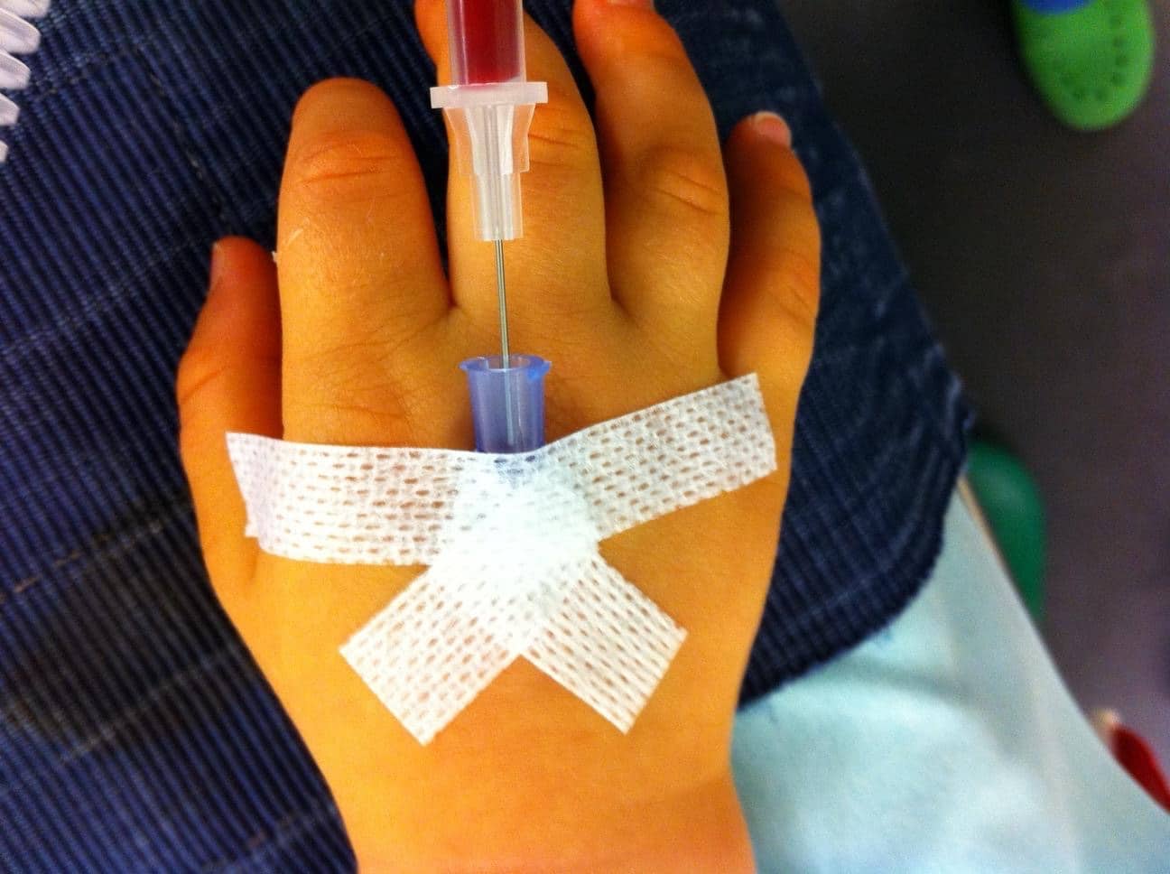 Comment poser une voie veineuse périphérique (VVP) en pédiatrie - Actusoins