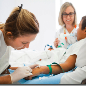 Comment poser une voie veineuse périphérique (VVP) en pédiatrie - Actusoins